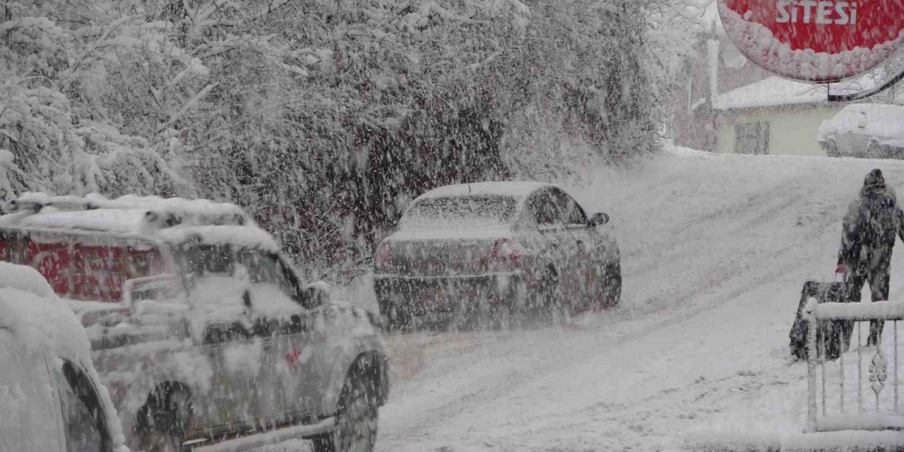Doğu Karadeniz’de kar nedeniyle bin 210 köy ve mahalle yolu kapandı