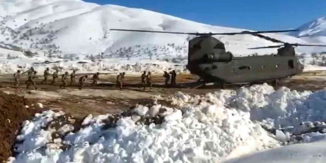 CH-47 ağır nakliye helikopterleri yardım ulaştırmaya devam ediyor