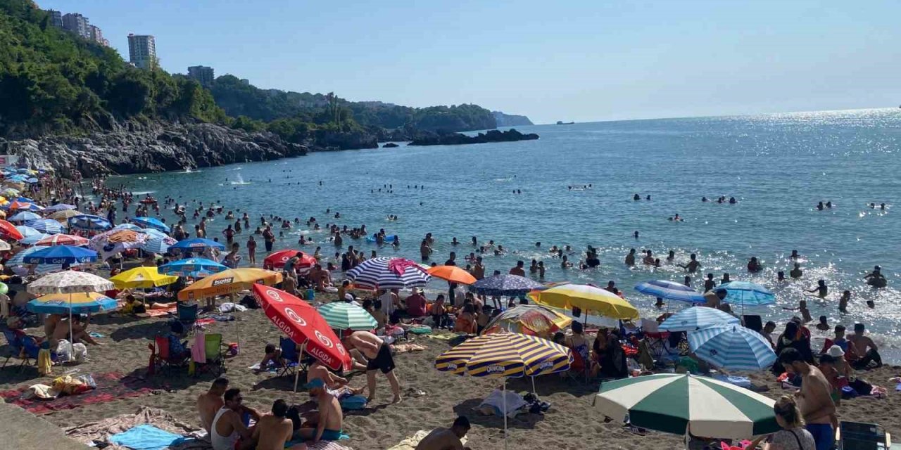 Bayramda Kapuz Plajı ziyaretçi akınına uğradı