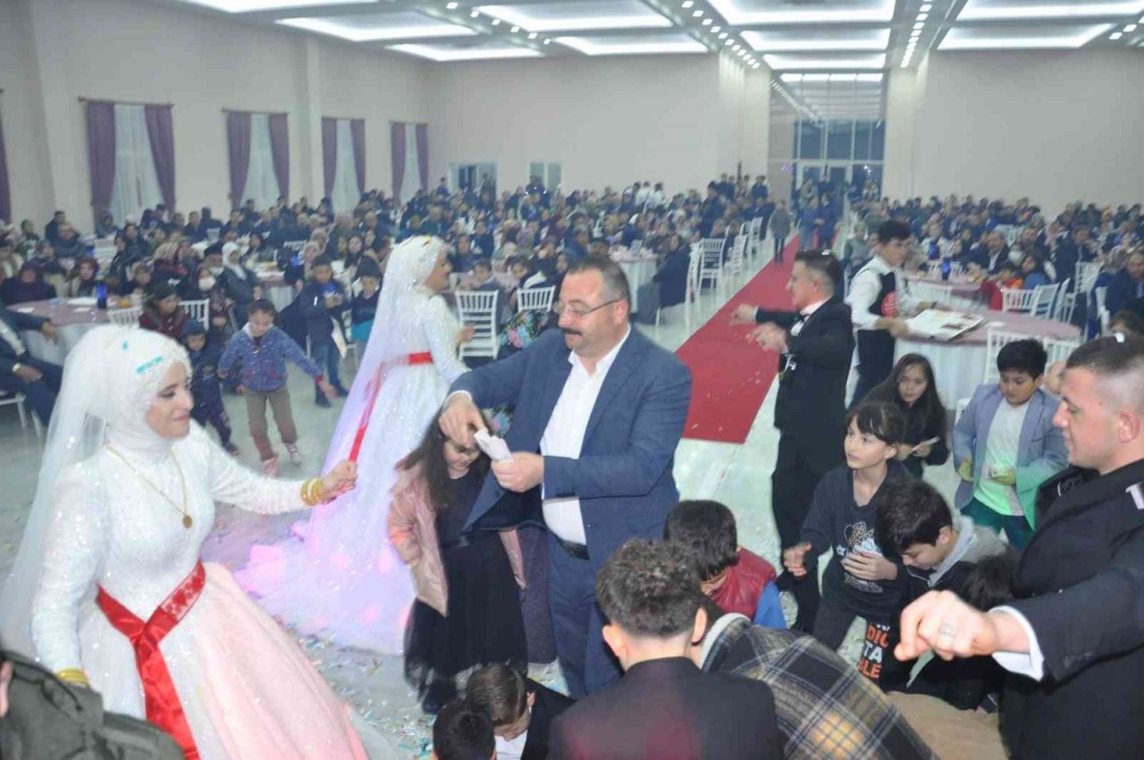 Bir düğün iki çift