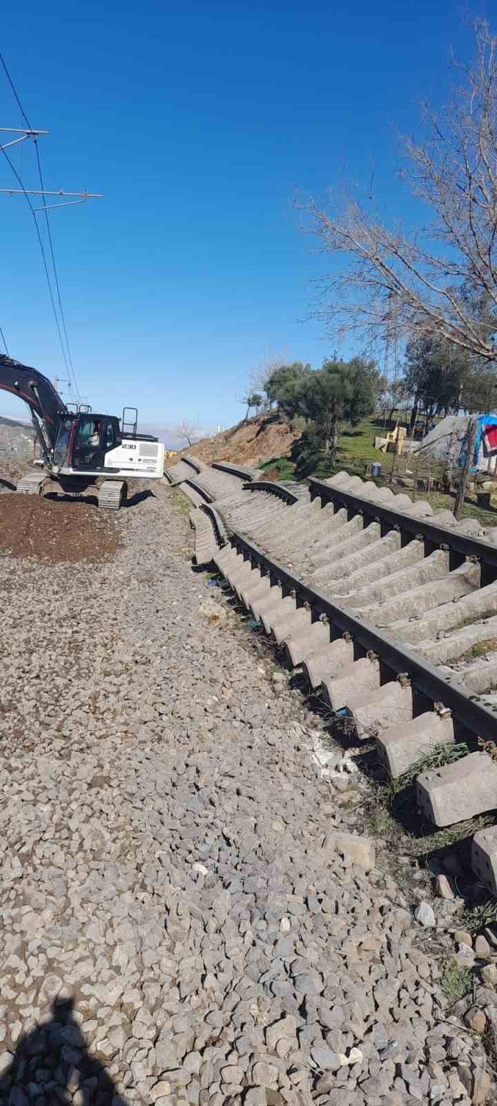 TCDD deprem bölgesinde hasar gören tren raylarını onarım çalışmalarını ...