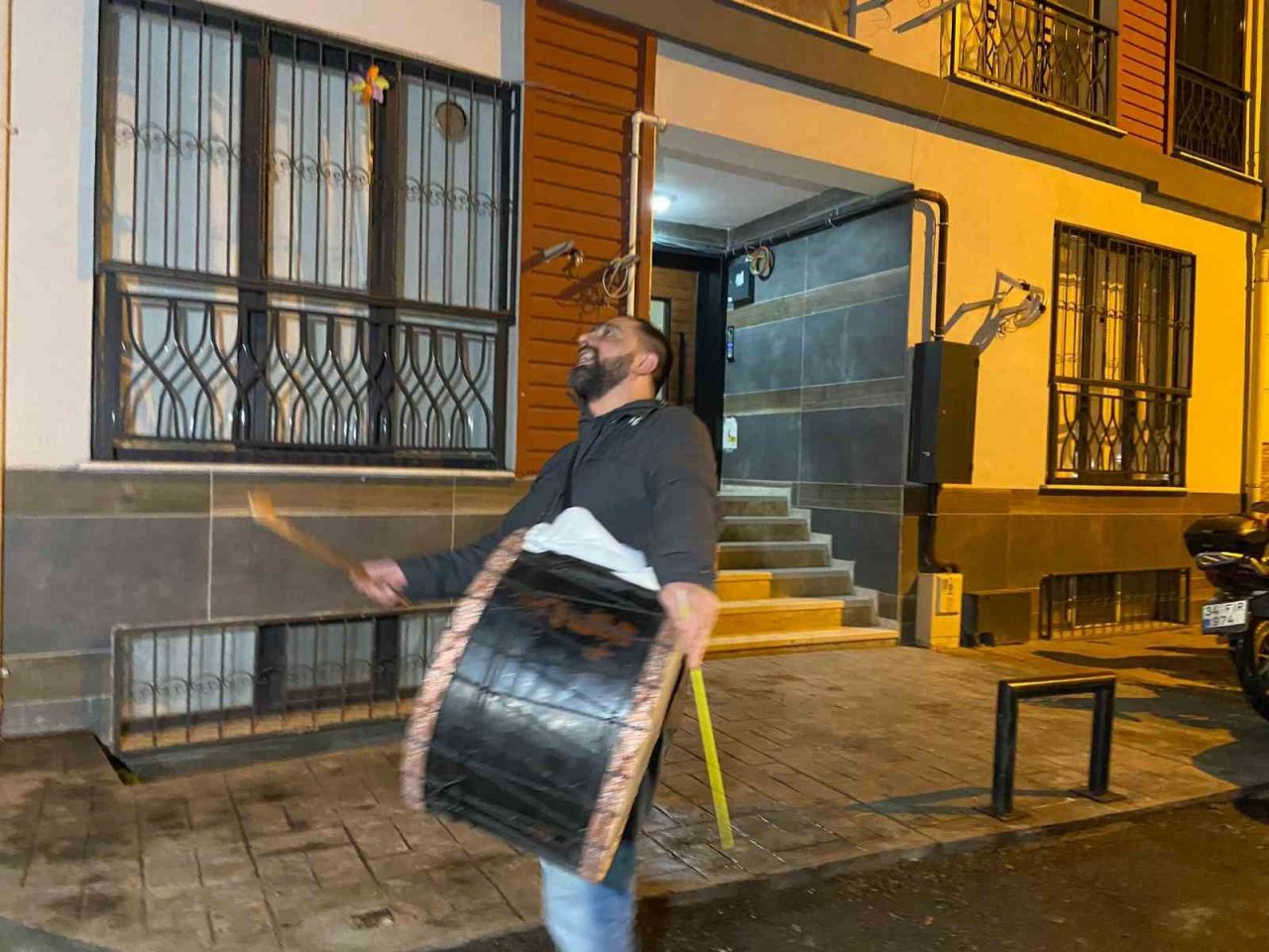 Beyoğlu’nun fenomen Ramazan davulcusu depremzedeler için mani söyledi
