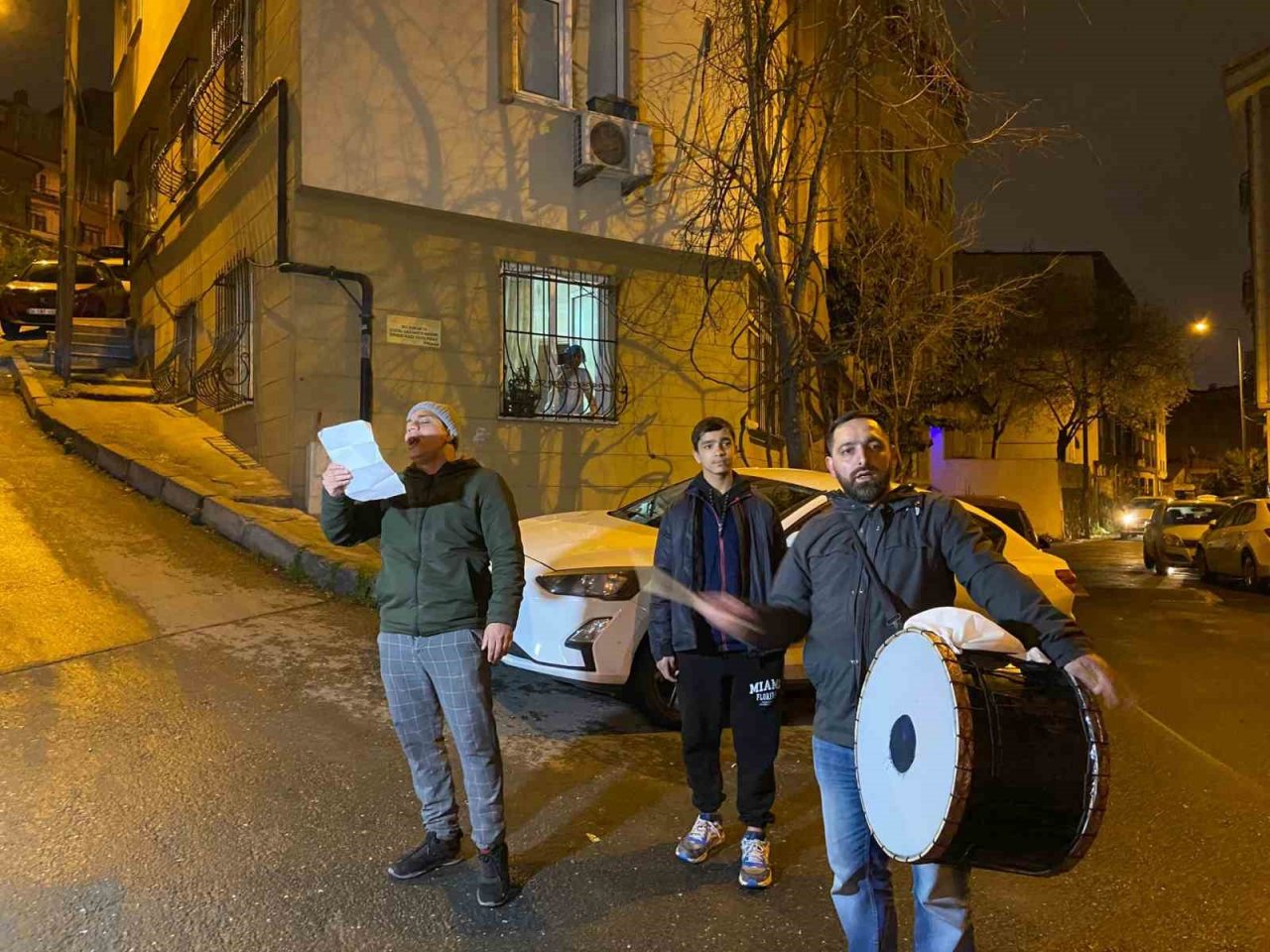 Beyoğlu’nun fenomen Ramazan davulcusu depremzedeler için mani söyledi