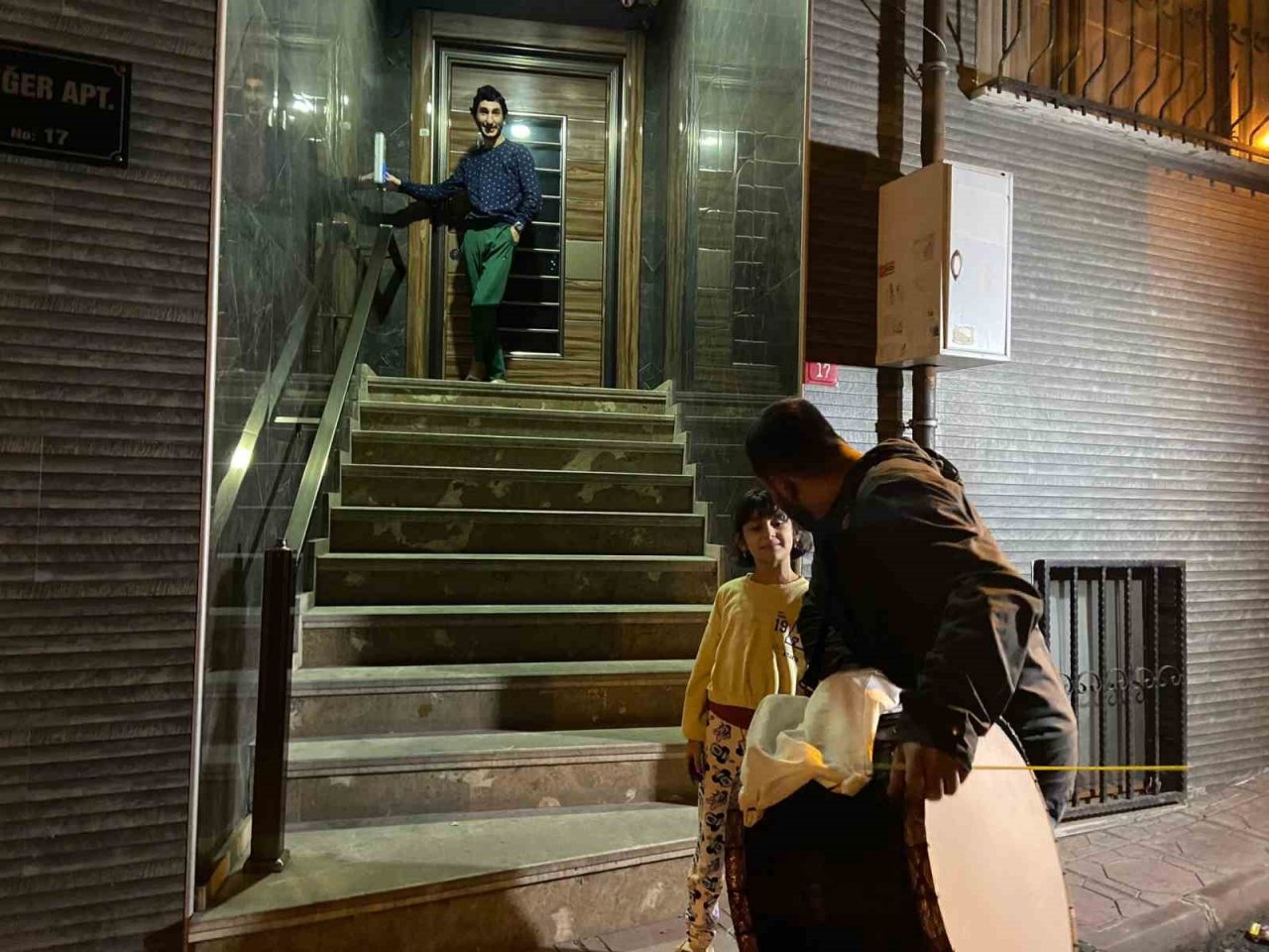 Beyoğlu’nun fenomen Ramazan davulcusu depremzedeler için mani söyledi