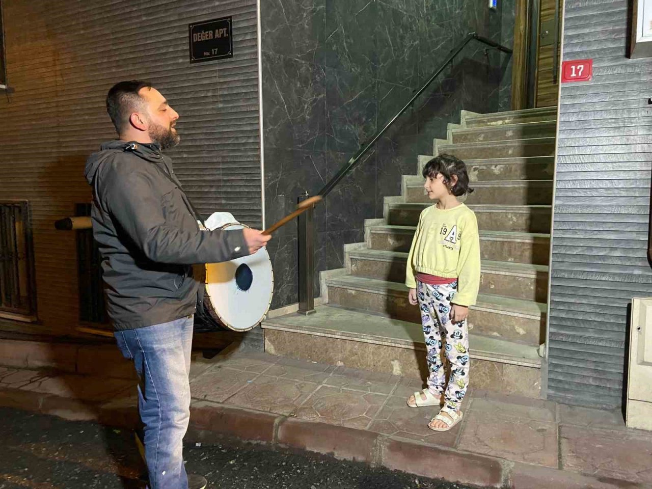 Beyoğlu’nun fenomen Ramazan davulcusu depremzedeler için mani söyledi