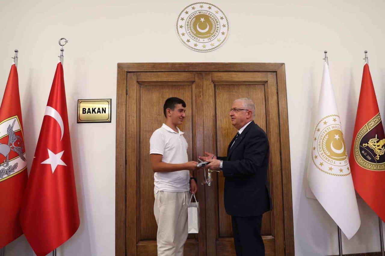 Bakan Güler, LGS Türkiye ikincisi Muhammet Halil Yazar ile bir araya geldi